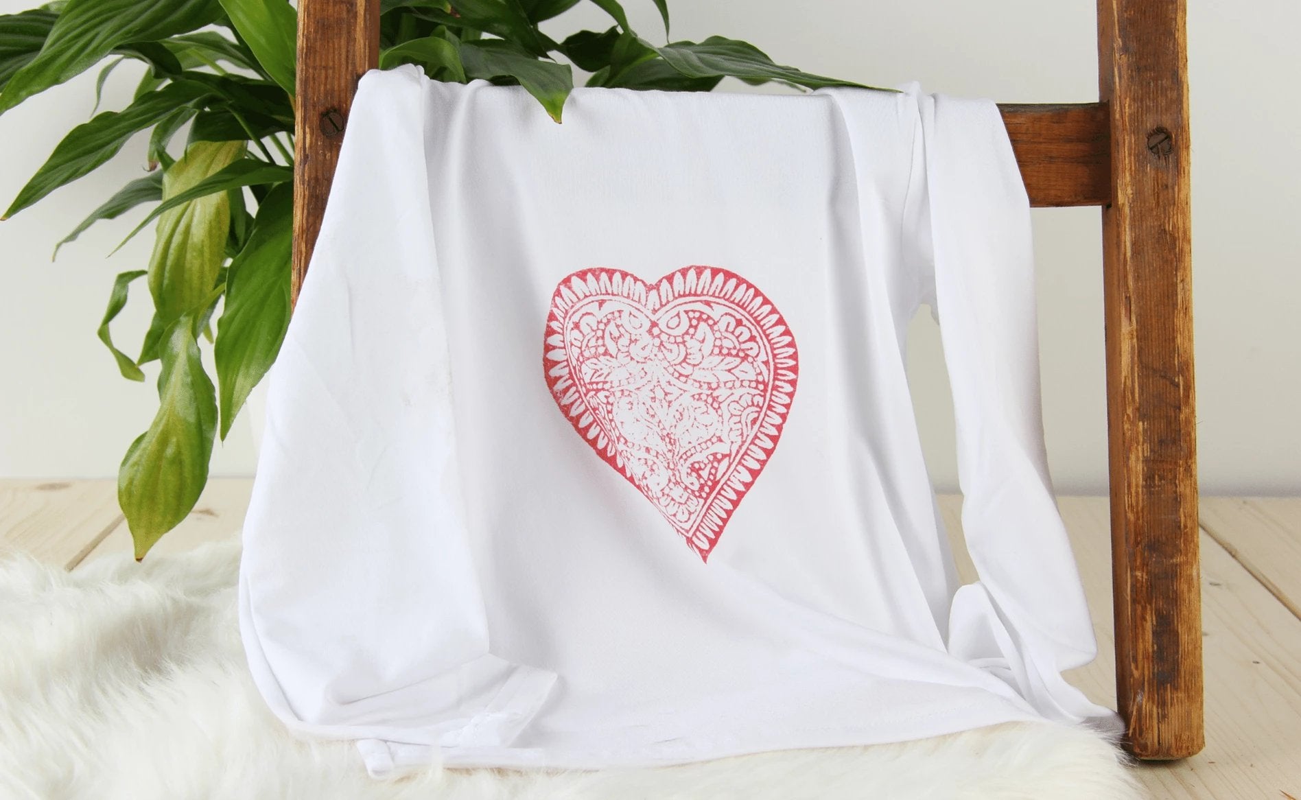Detailed design on white T-shirt | Royal Talens